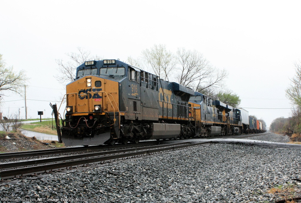 CSX 916 and train Q033